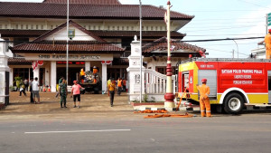 Sinergi TNI, Polri, dan Pemkab Kebumen: Gotong Royong Bersihkan DPRD Pasca Demo - Website Resmi ...